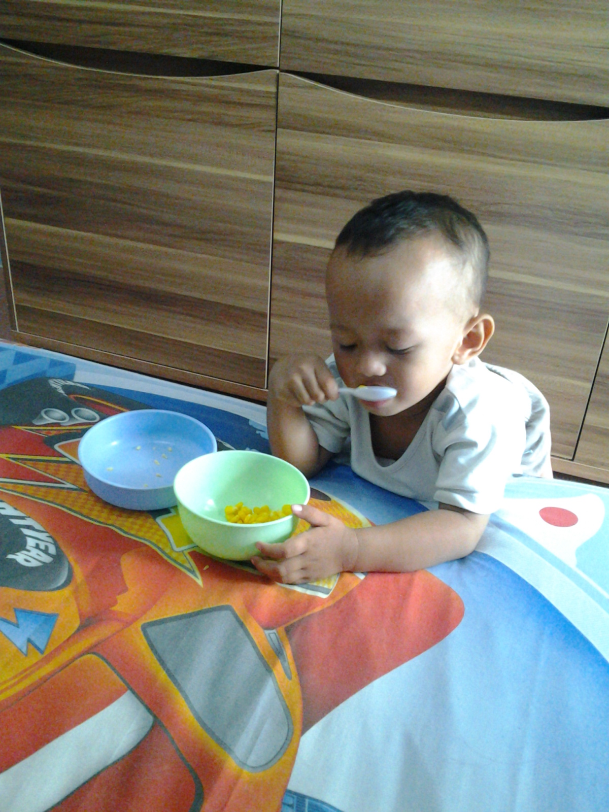 Catatan Bunda Kecil: Belajar Makan Sendiri