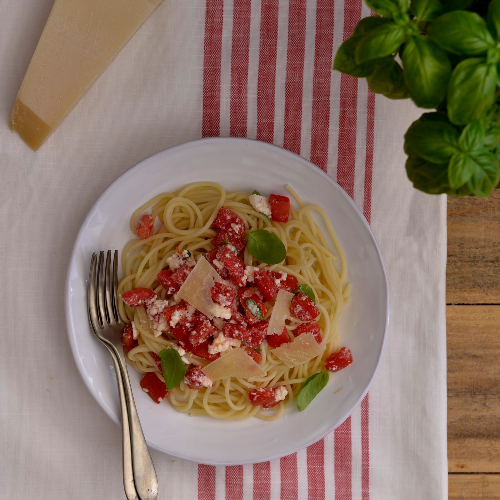 Contigo en la playa! : SPAGHETTI CON SALSA DE TOMATE NATURAL Y ALBAHACA