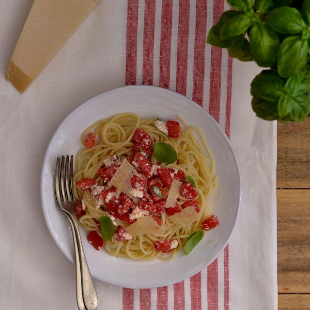 Contigo en la playa! : SPAGHETTI CON SALSA DE TOMATE NATURAL Y ALBAHACA
