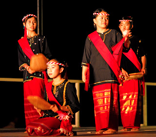 "Peel it. Feel it.": MySarawakTrivia: Kaum di Bumi Kenyalang