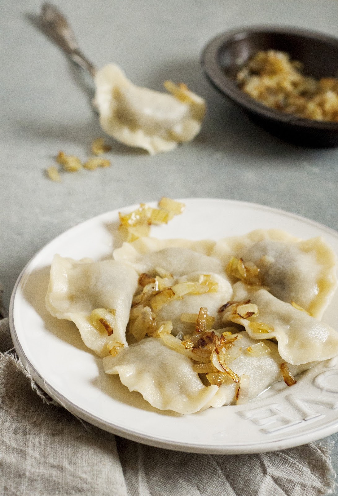 Turkish ravioli with yogurt sauce : Manti