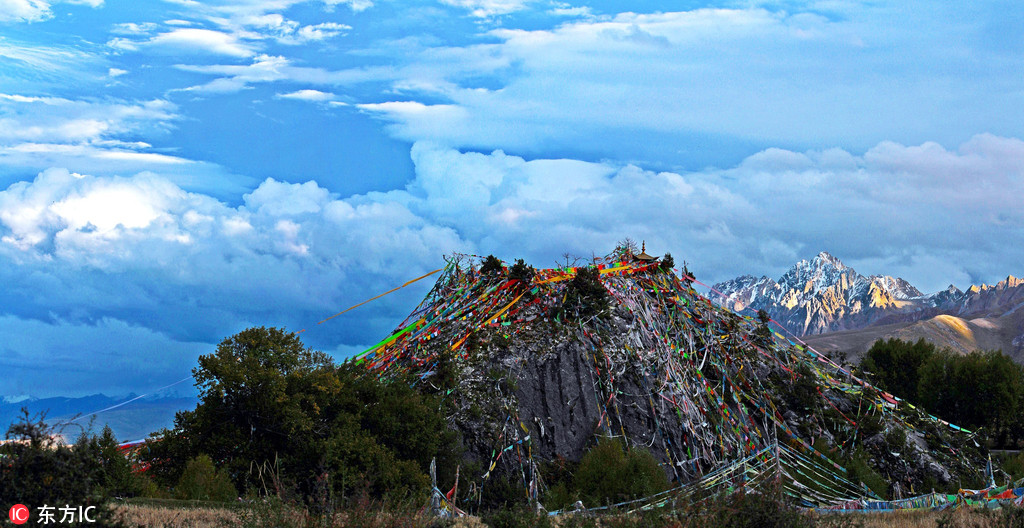 Derge, sebuah kota kuno yang terletak di pegunungan yang tertutup salju ...