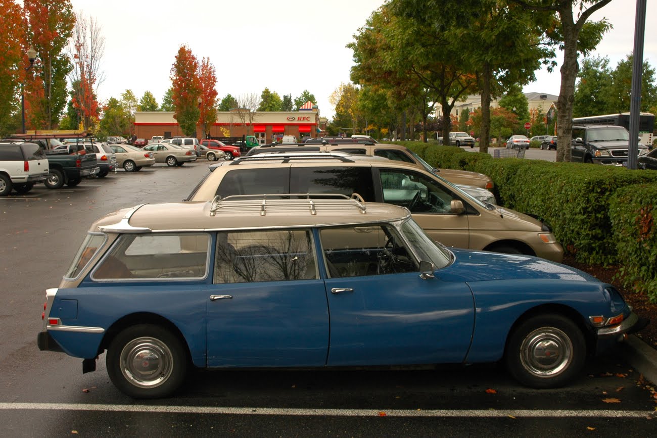 OLD PARKED CARS.: 1972 Citroën DS Safari.