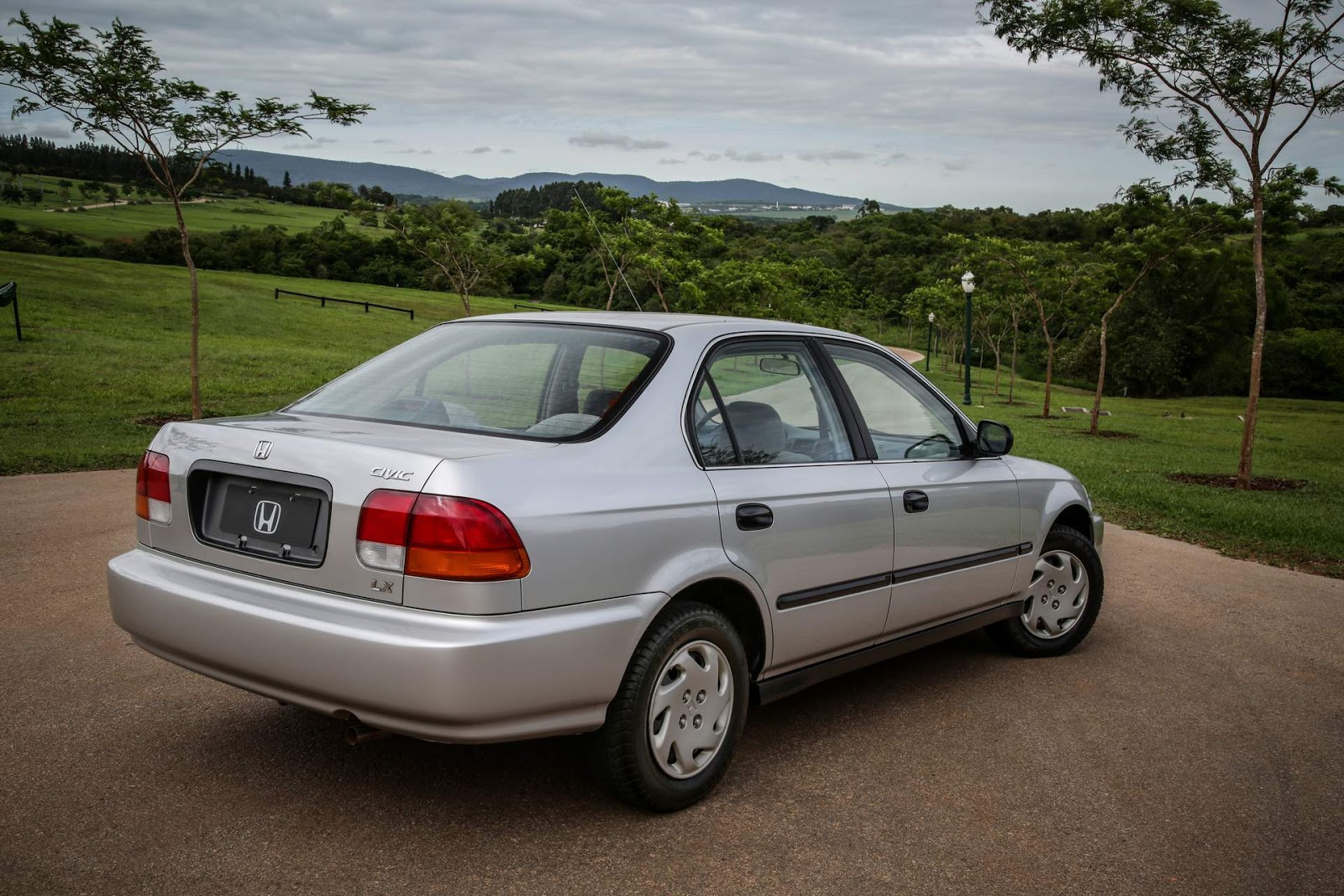 Honda Civic no Brasil: detalhes das 6º e 10ª gerações - vídeo