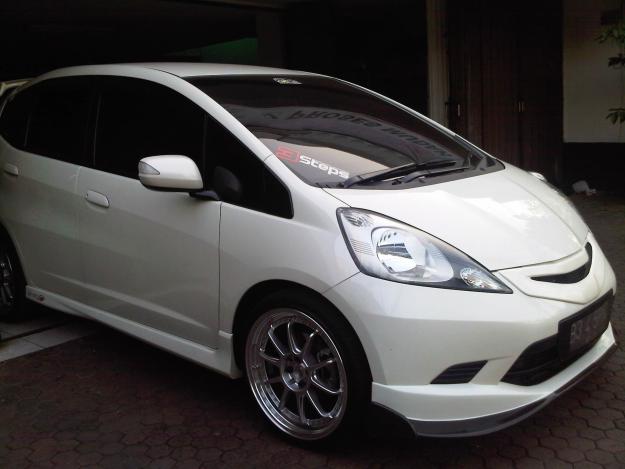 Perawatan Mobil Dengan Cat Berwarna Putih ~ Udah Punya