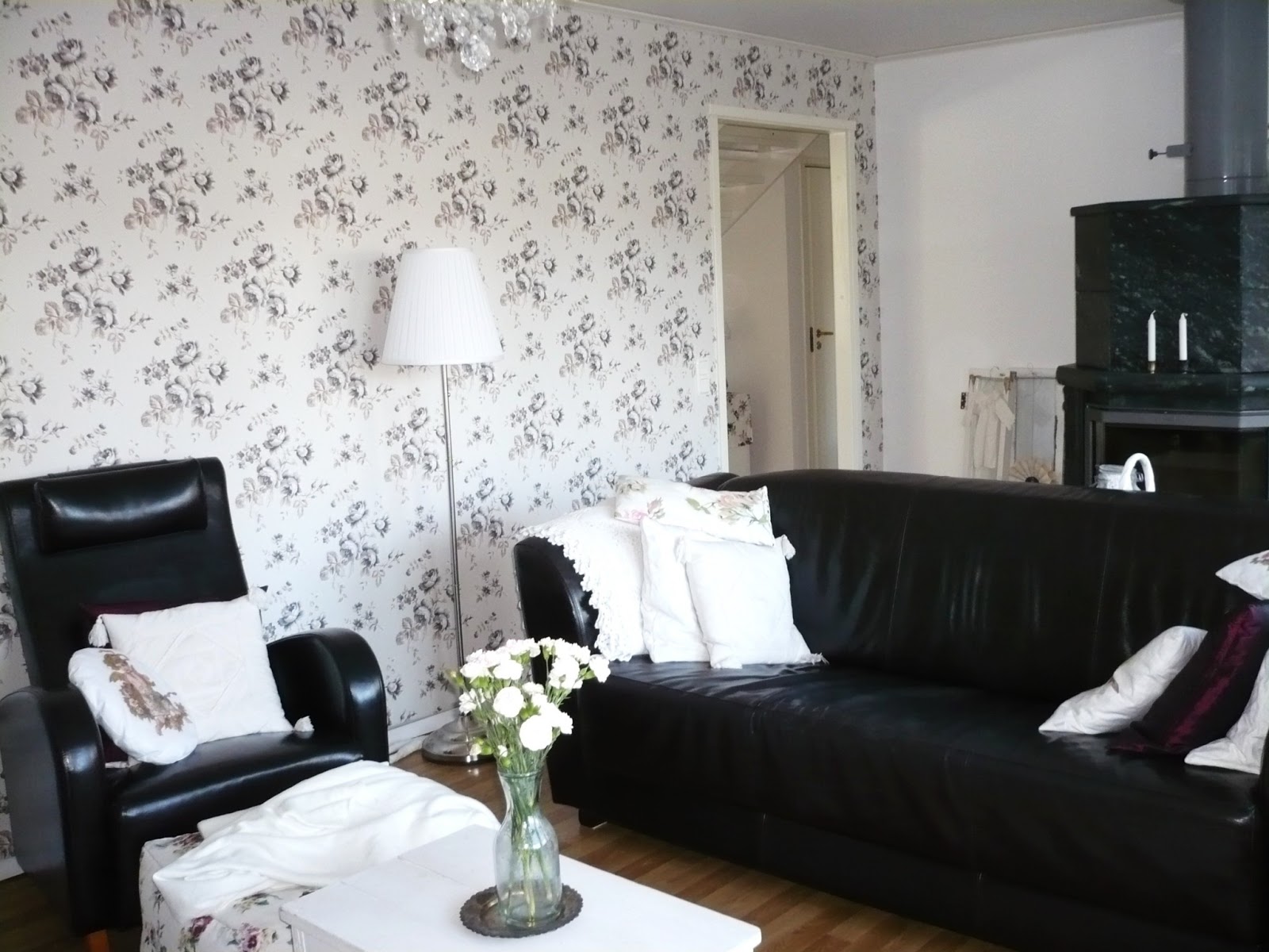 Puhtaan valkoista: Olohuoneen uusi tapetti