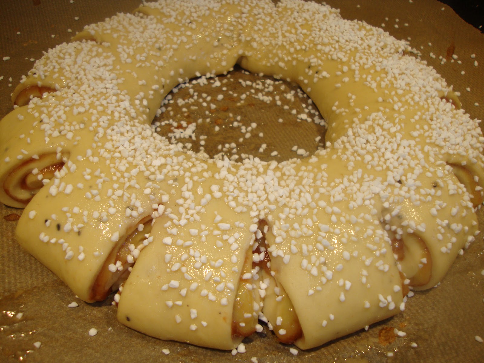 Frostrosor: Choklad- och hallonfylld vetekrans med Polly