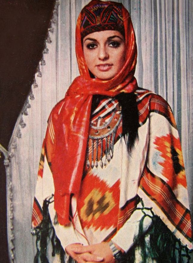 40 Fascinating Photographs of Googoosh, One of Iran's Biggest Pop Stars ...