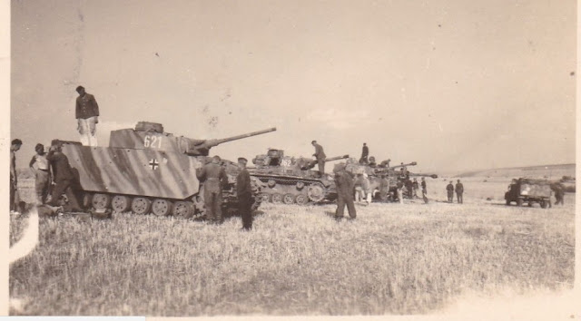 Snapshots from the Ostfront: Tiger Tarnanstrich, Nashorn, Pz IV