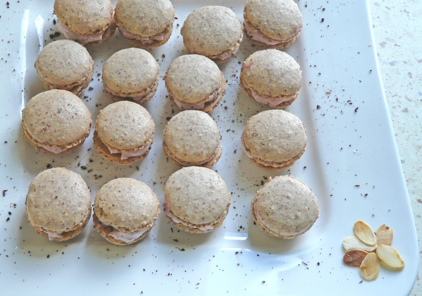 The way the cookie crumbles.: Macarons!!!:D