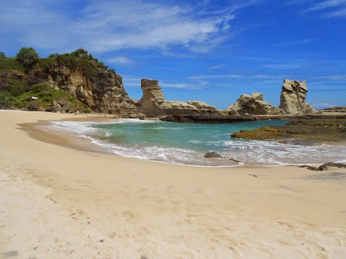 Pantai Klayar Pacitan, Wisata Pantai Dengan Panorama Alamnya Yang ...