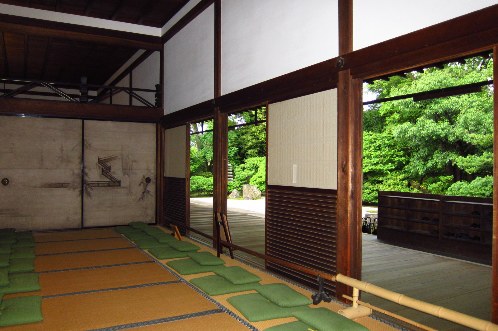 Round of the Seasons in Japan: Zen Meditation Room and Dry Garden