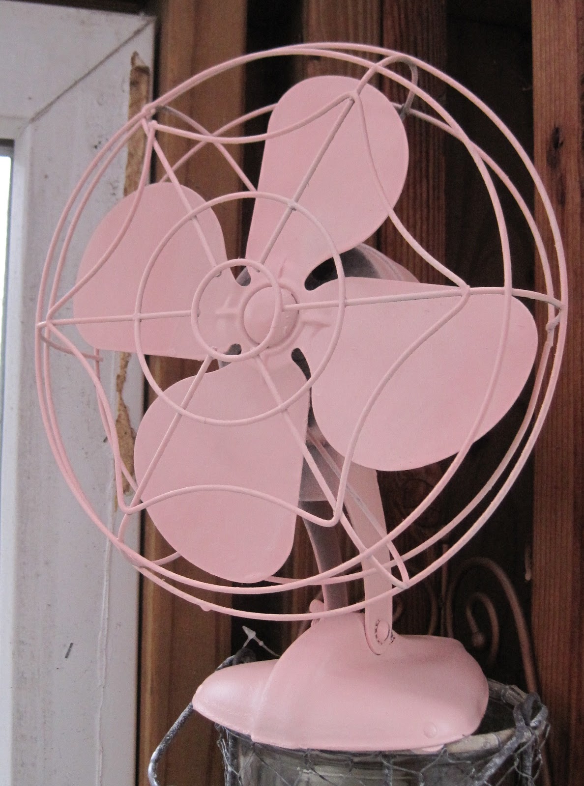Beautiful Pink Fan Ideas to Add a Pop of Color to Your Space