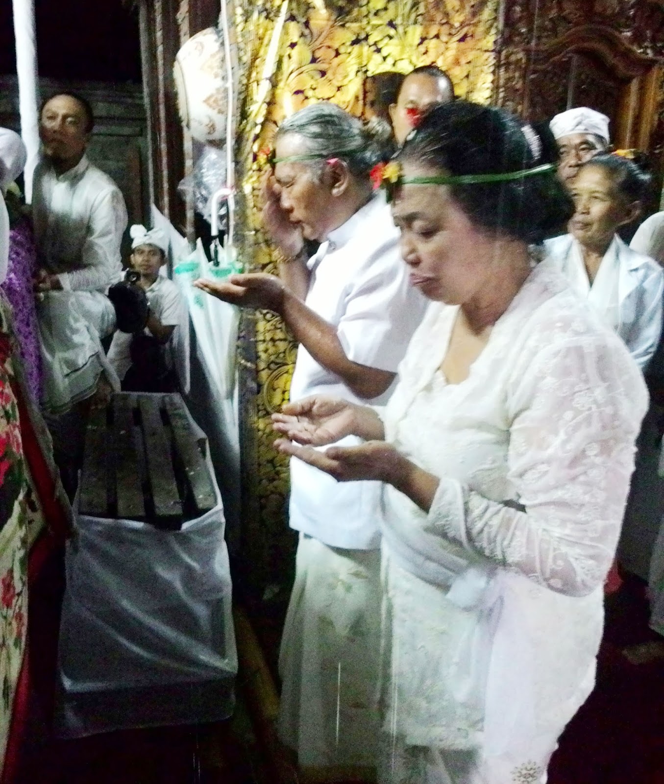 Majalah Hindu Raditya: Made Raka Santeri dan Made Titib Menjadi Sulinggih