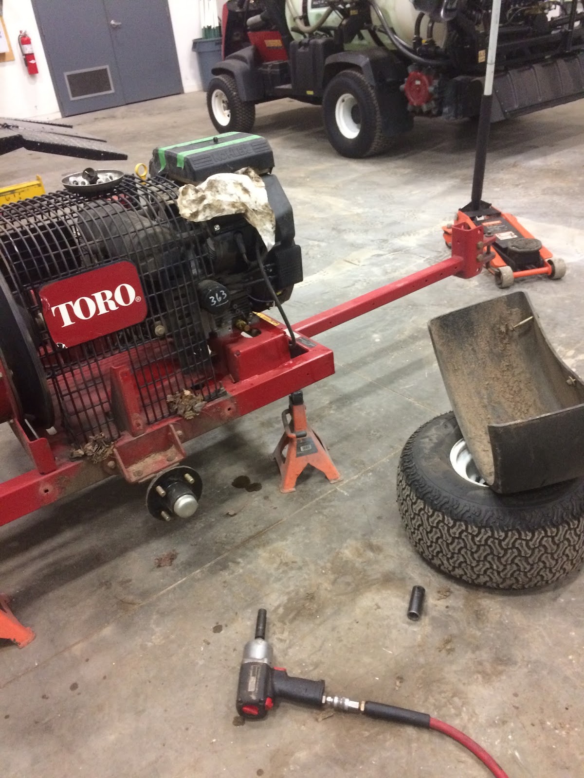 Bobs Shop: Detrailered Toro pro force blower