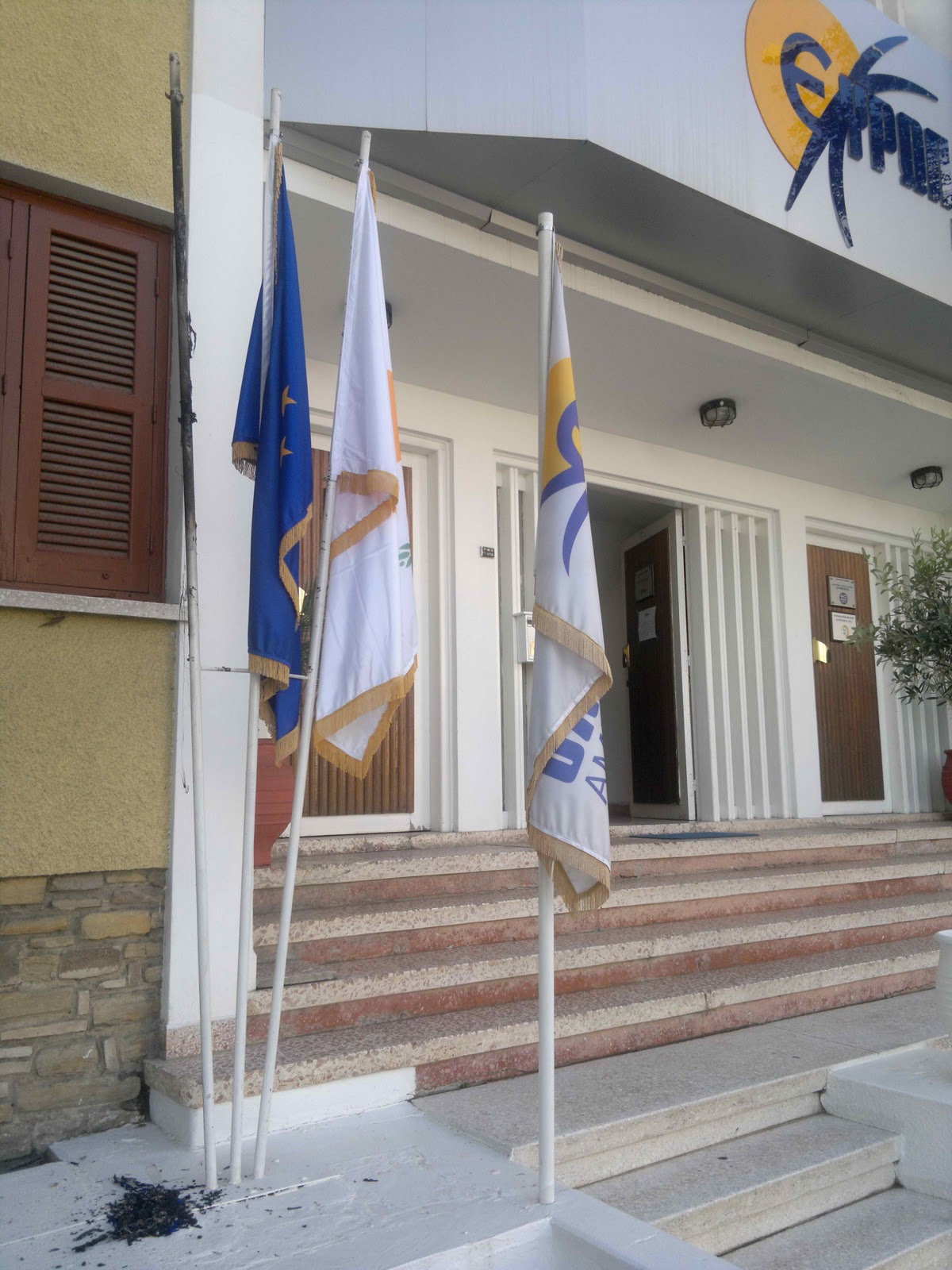ΤΟΥΡΚΟΣΠΟΡΟΙ ΚΑΙ ΣΚΑΤΟΨΥΧΟΙ, ΕΚΑΨΑΝ ΤΗΝ ΕΛΛΗΝΙΚΗ ΣΗΜΑΙΑ ΑΠΟ ΤΑ ΚΕΝΤΡΙΚΑ ...