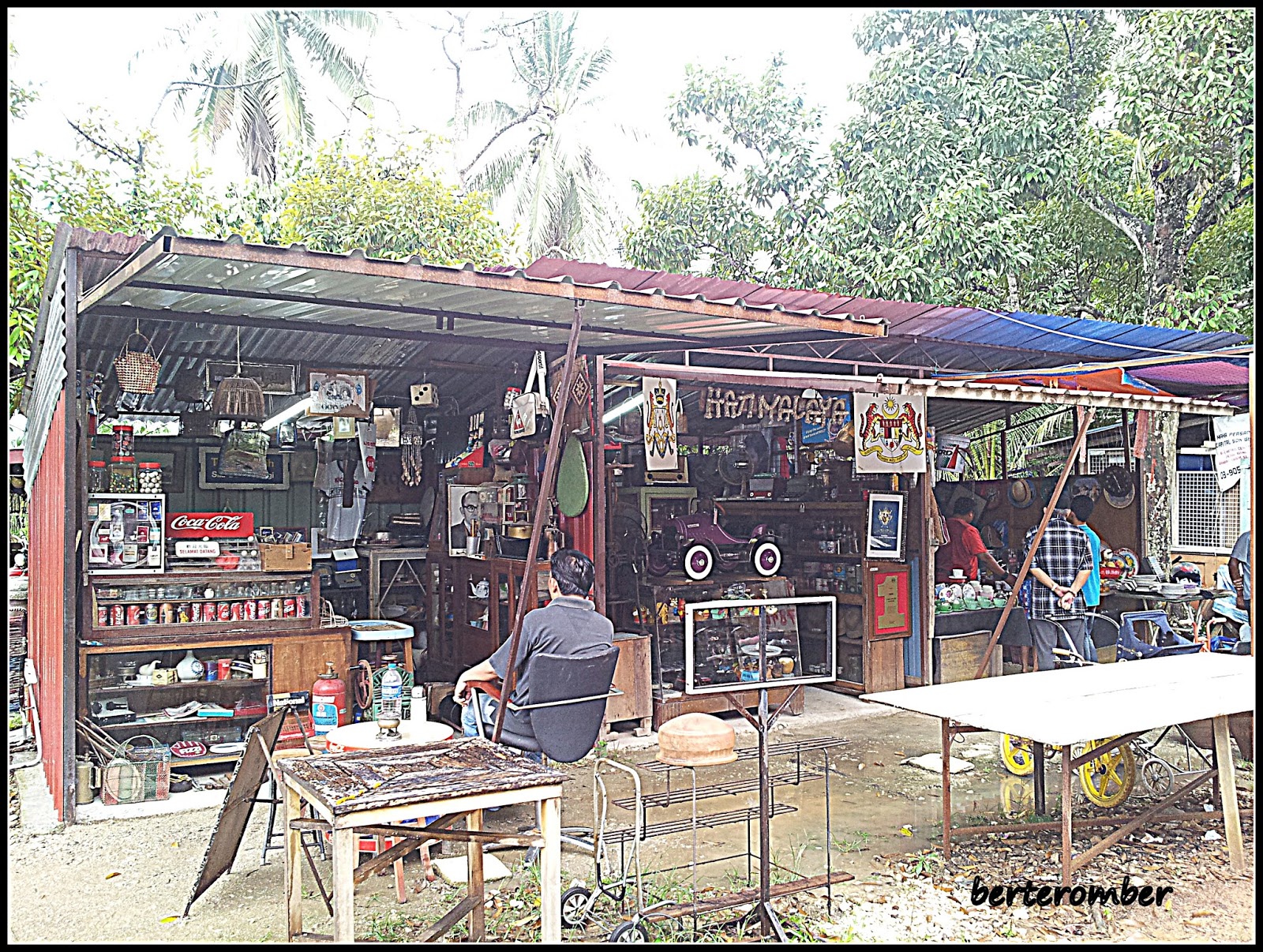 BERTEROMBER: Pasar Karat Santai, Kesang, Muar