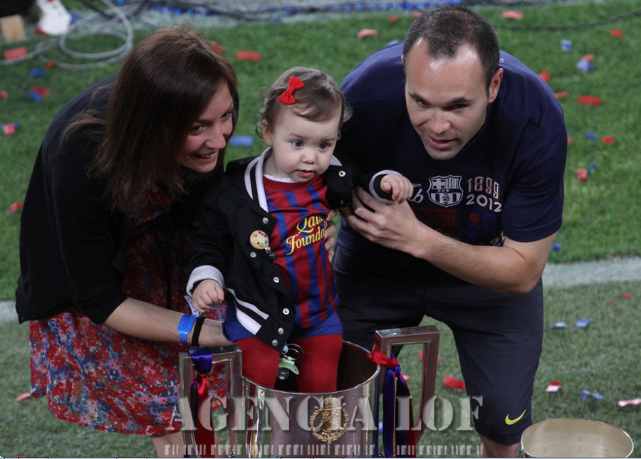Barca Funny Gallery: Iniesta with his girlfriend Ana, their daughter ...