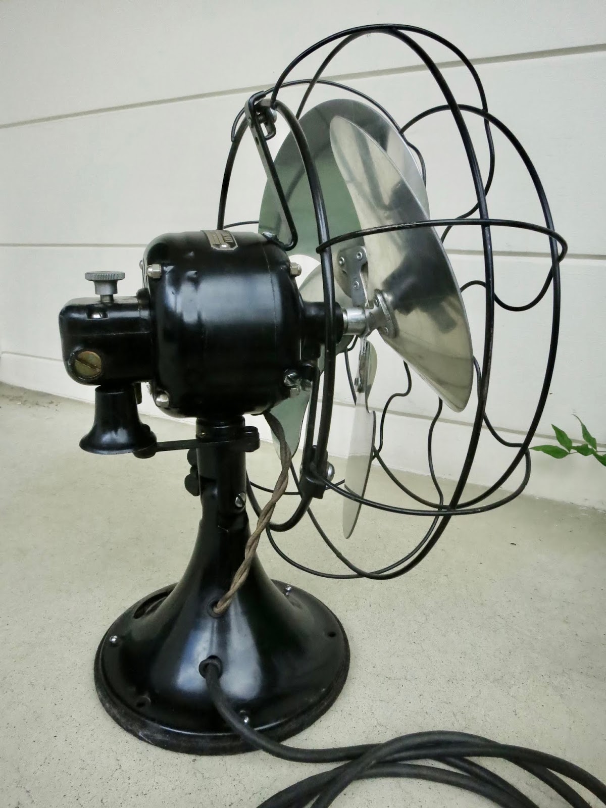Early Electric Fans (Be sure to check the ARCHIVE on sidebar at right)
