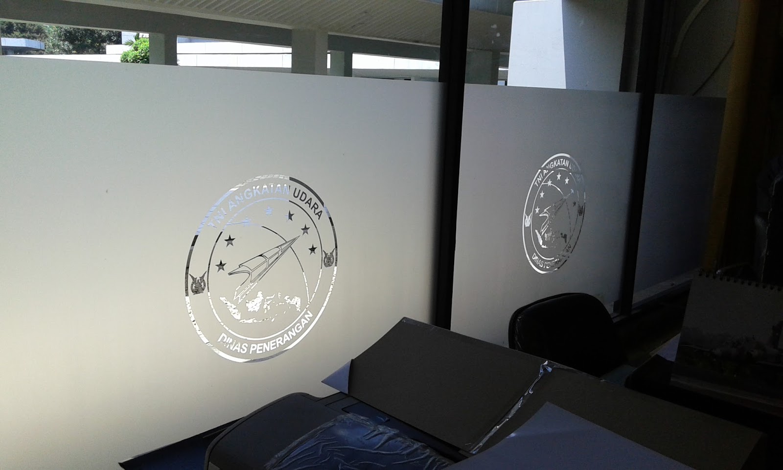 sticker sticker kaca film: jenis stiker kaca dan cutting sticker