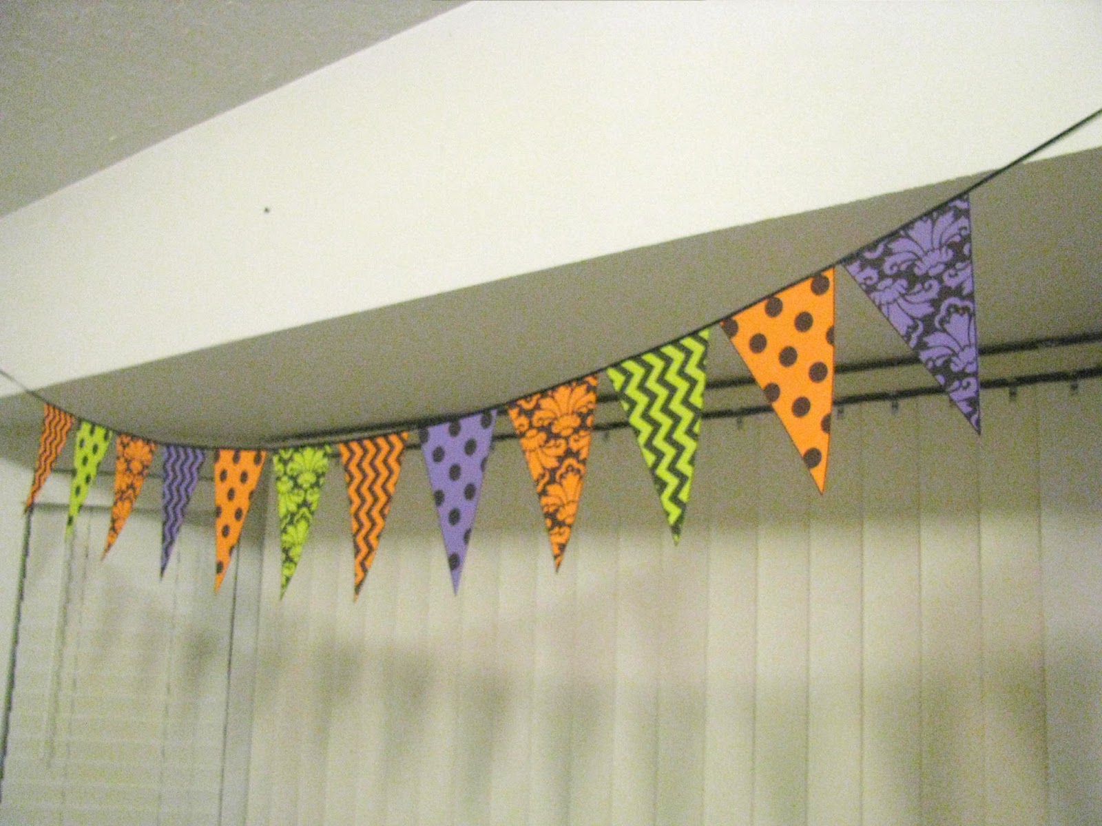 Yellow Mums: Freebie Friday: B&W Halloween Banner