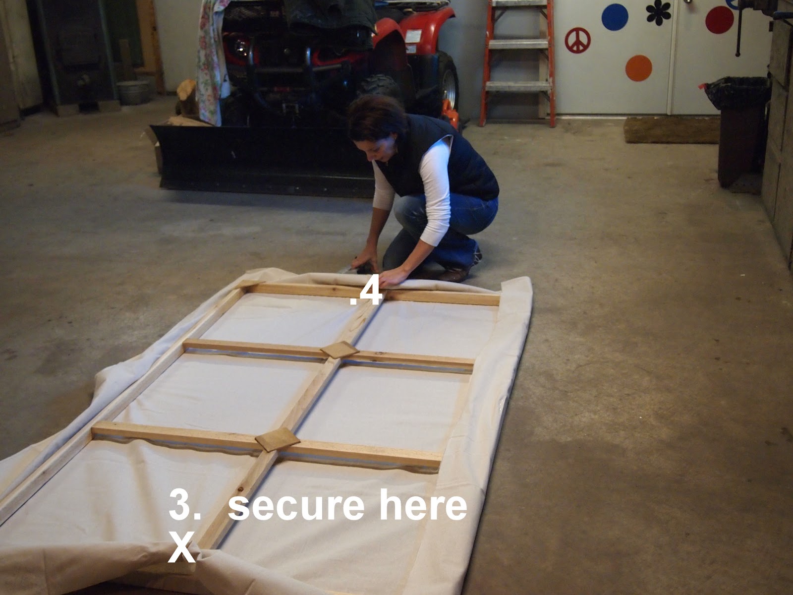 How to stretch a painter's canvas: Stretching the canvas.