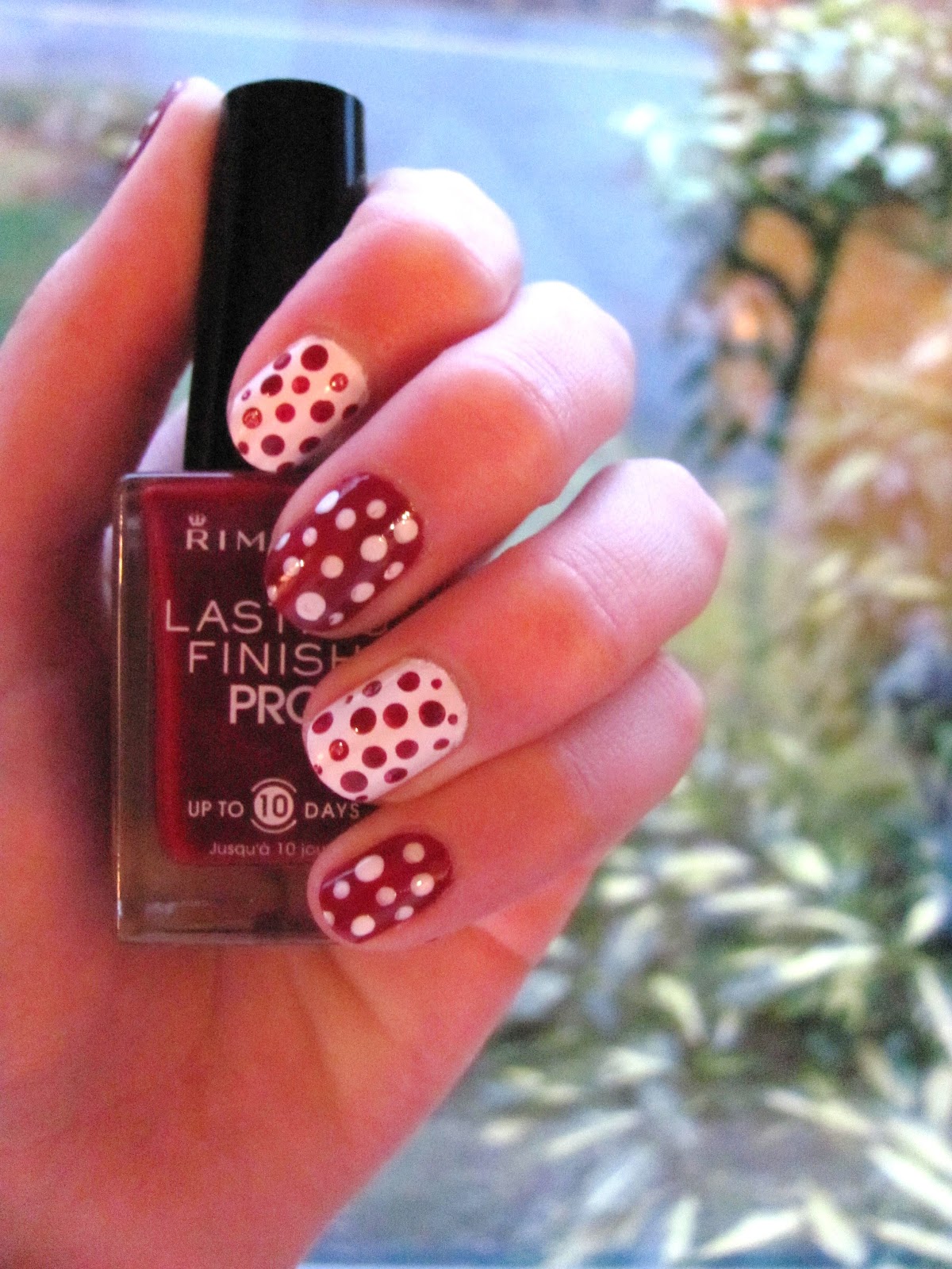 Vivi K: Polka dot nails: DIY