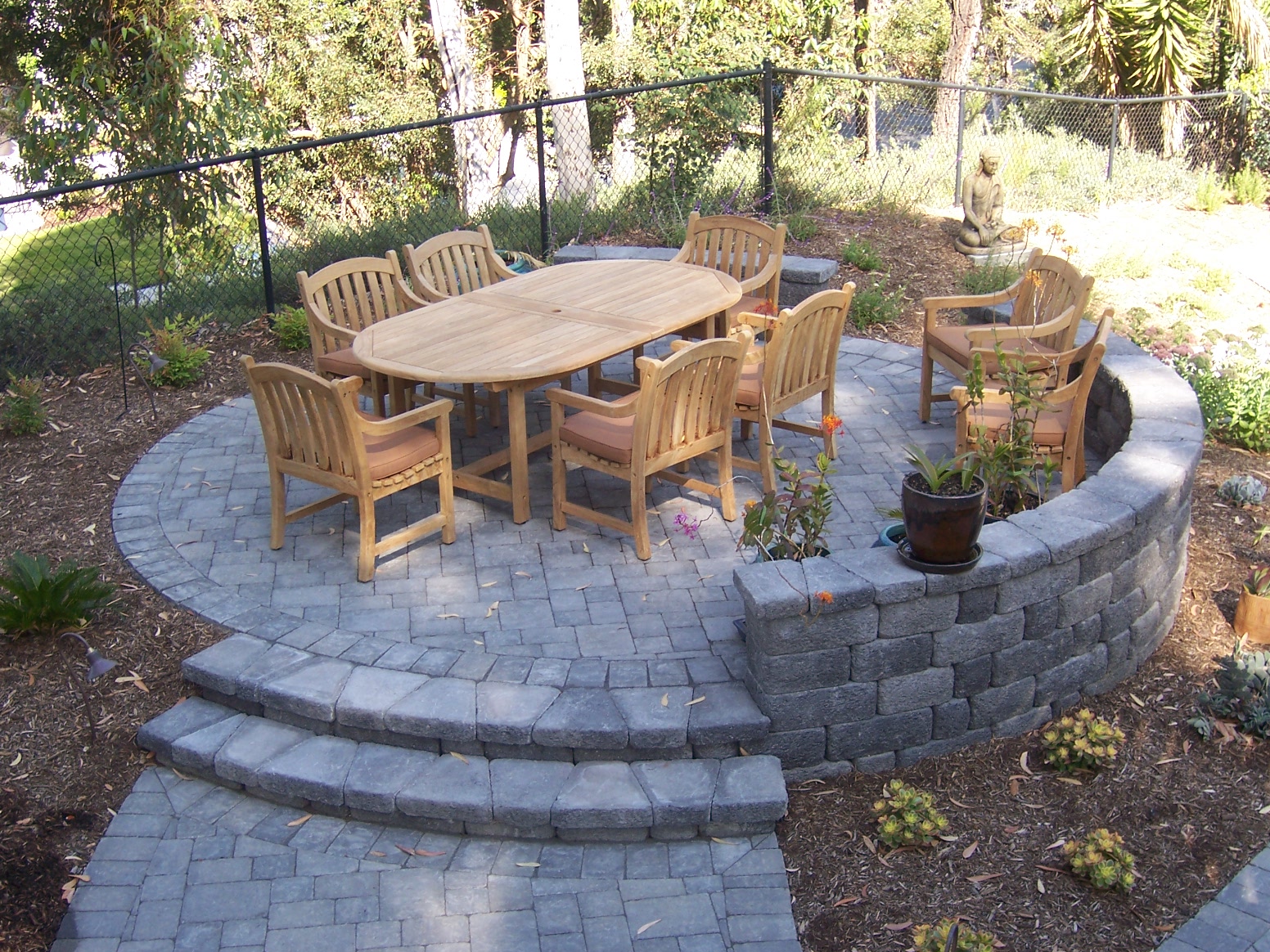 The 2 Minute Gardener: Photo - Paver Patio and Country Manor Keystone Wall