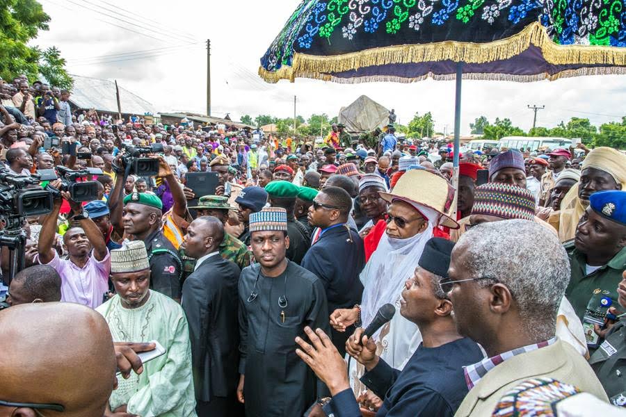 Photos: Acting President, Yemi Osinbajo, visits collapsed Mokwa-Jebba ...