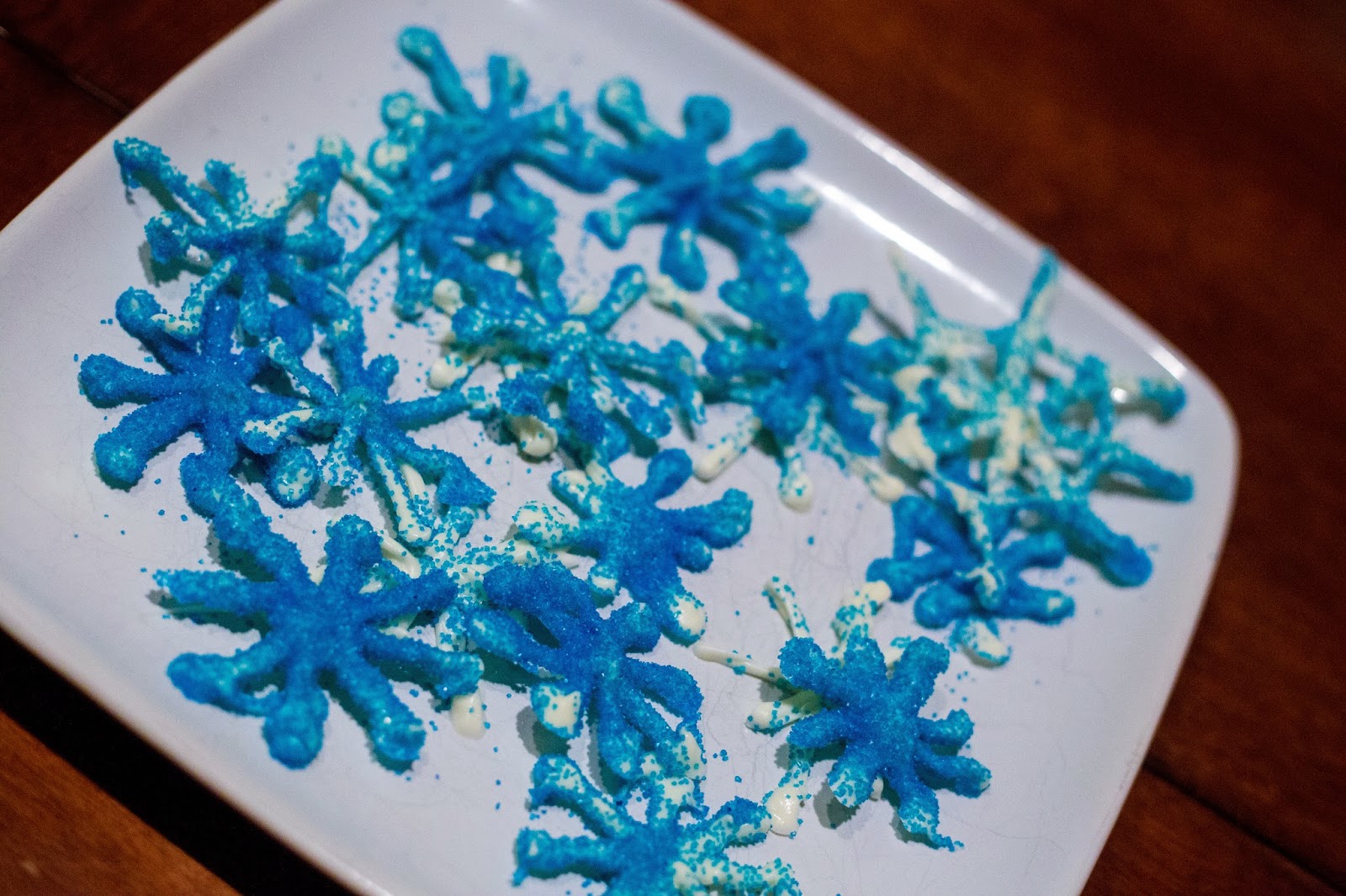 Momnifique: WHITE CHOCOLATE SNOWFLAKES