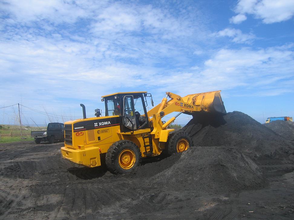 SEWA ALAT BERAT: Pekerjaan Pasir Besi di Sindang Barang