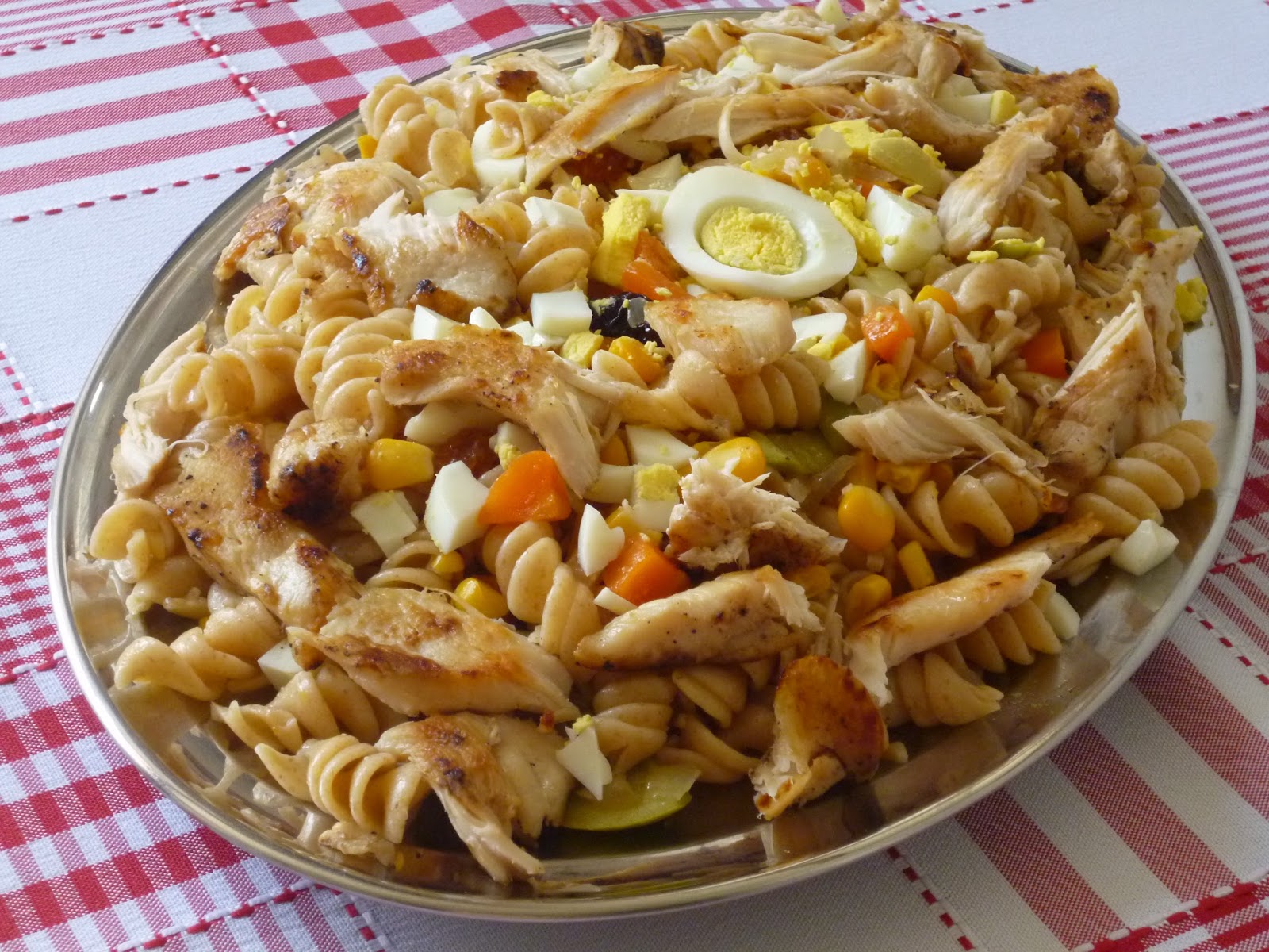 Piteisdadinha: SALADA DE MASSA PARAFUSO INTEGRAL C/LASCAS DE FILÉ DE ...