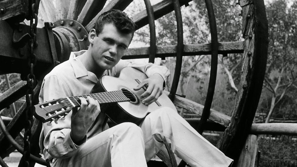 NOTICIAS Y EFEMERIDES MUSICALES Y DEL CINE: DUANE EDDY, UN 26 DE ABRIL ...