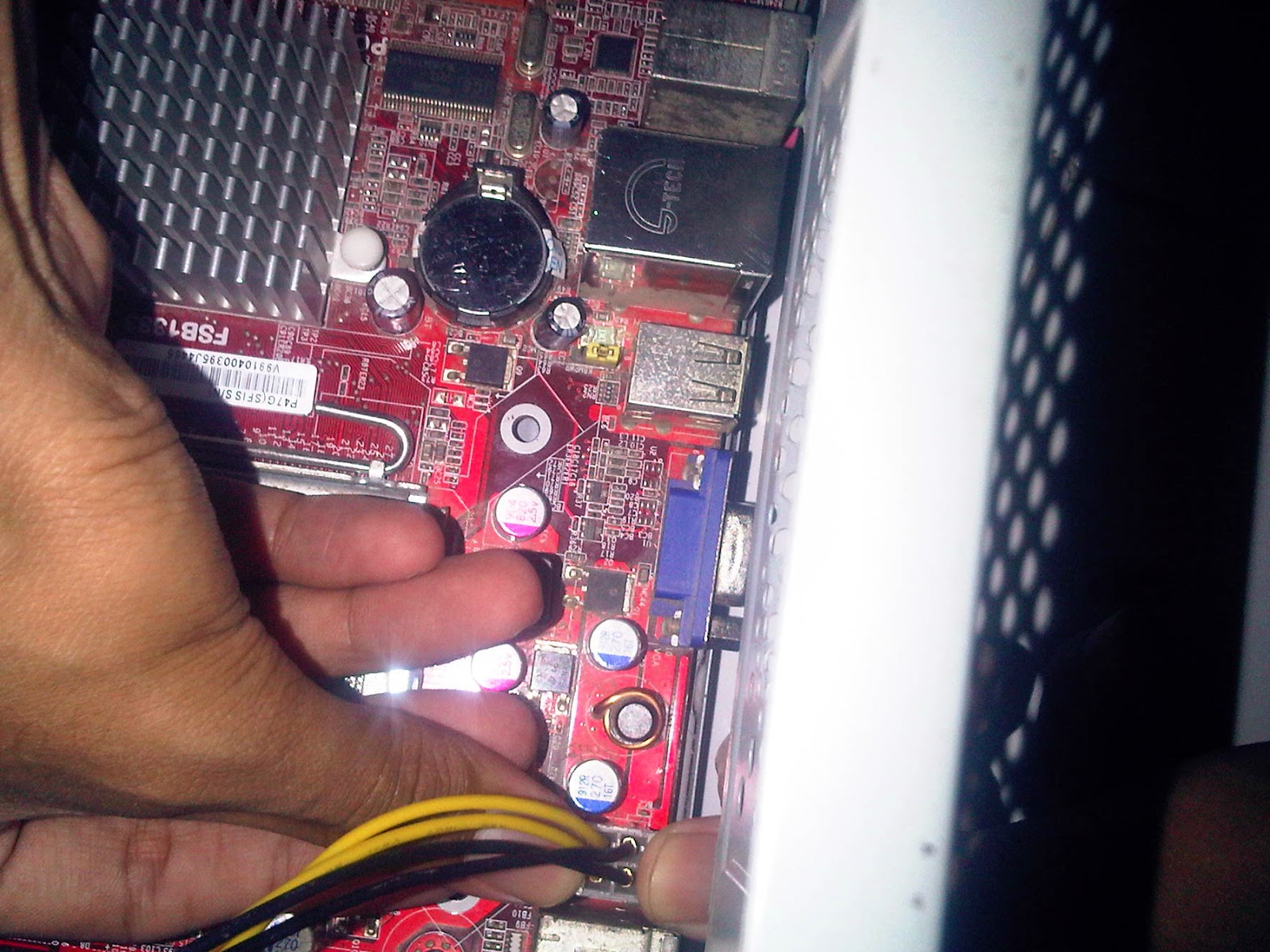 YOGIE: PEMASANGAN KOMPONEN-KOMPONEN CPU