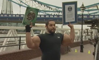 biggest body builders: biggest bodybuilder mustafa ismail