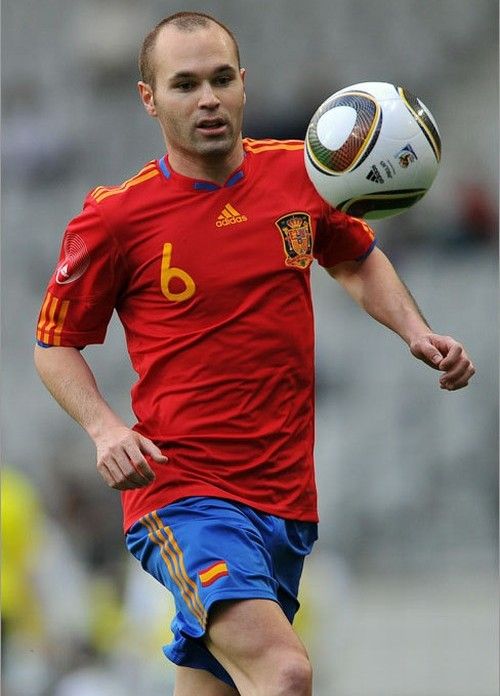 Kings Kisinen: Andres Iniesta Playing Football - Images 2012
