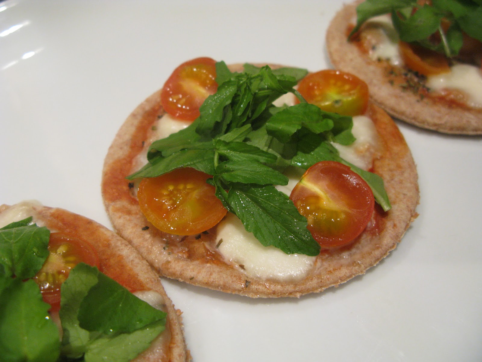 A Cozinha da Su: Mini-Pizzas de Base Integral com Mozzarela Fresca ...