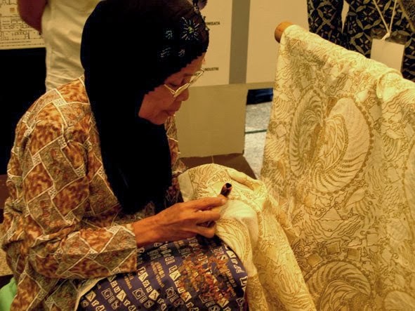 Bagaimana Cara Membuat Batik Tulis? Bagaimana Cara Membuat Batik Tulis?