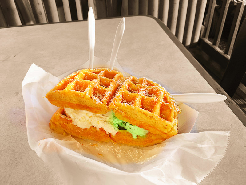 Live, Love and Eat ೭੧( )੭೨ : Waffle gelato sandwhich