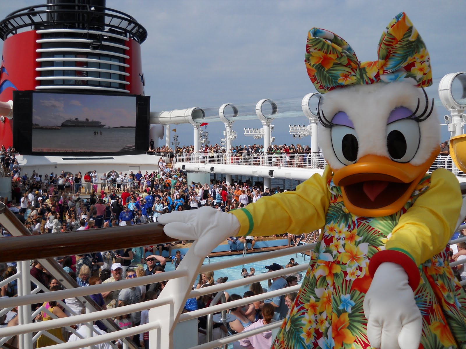 Kaleigh Makes Friends with Mickey Mouse: Donald Duck Rides the Aquaduck!