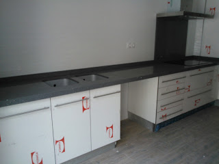 MARMOLES VEDAT, S.L.U.: MONTAJE ENCIMERA COMPAC QUARTZ TITANEO.