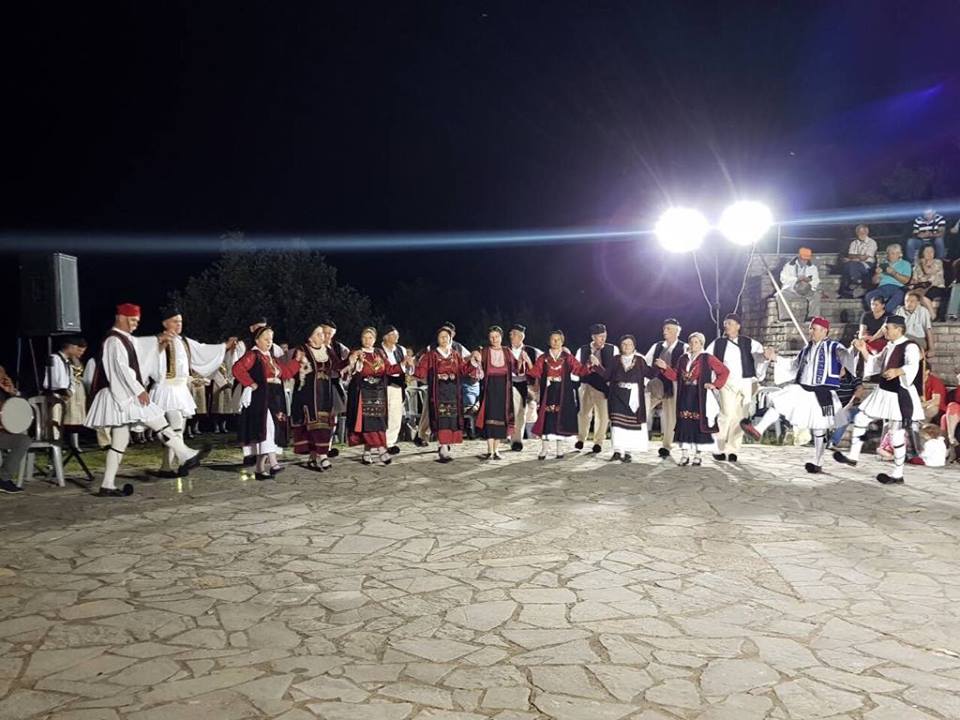 ROMIANEWS: Το 12ο Φεστιβάλ Αραχθείου θεάτρου πραγματοποιήθηκε με ...