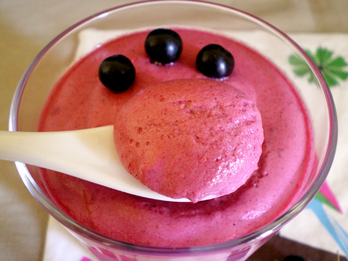 LES METS TISSÉS: Cuisine d'ici et d'ailleurs: MOUSSE DE CASSIS LEGERE