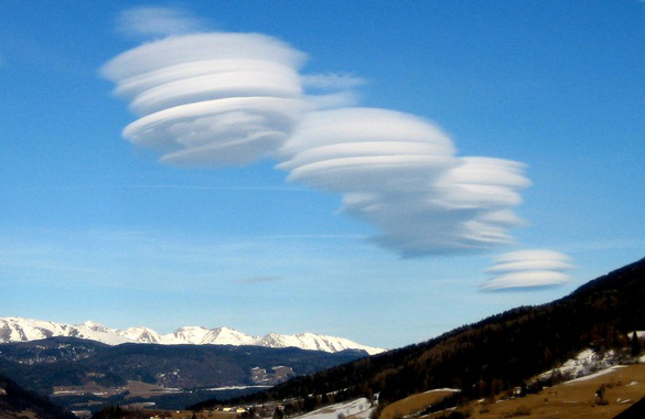 Fakta di Balik Gunung Semeru Bertopi Kabut: Tak Terkait Mistis, Ini ...