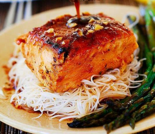RESEPI TERIYAKI SALMON WITH RICE NOODLES AND ASPARAGUS