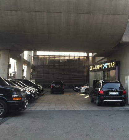 (Kpop Behind the Scenes) A Visit to YG Entertainment