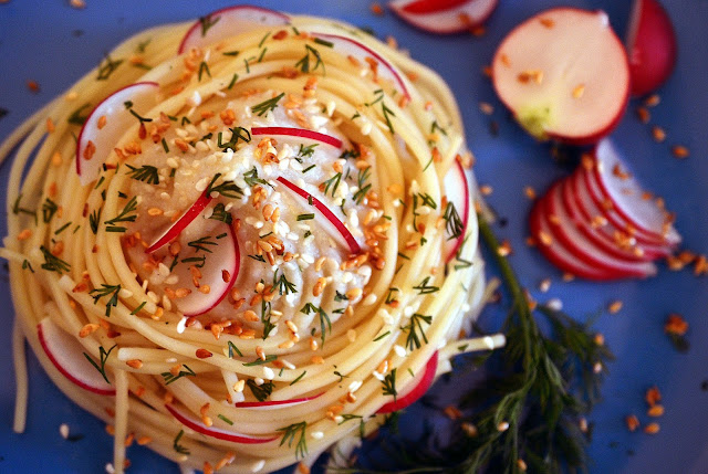 Spaghete cu sos de conopida si seminte de susan prajite (de post)