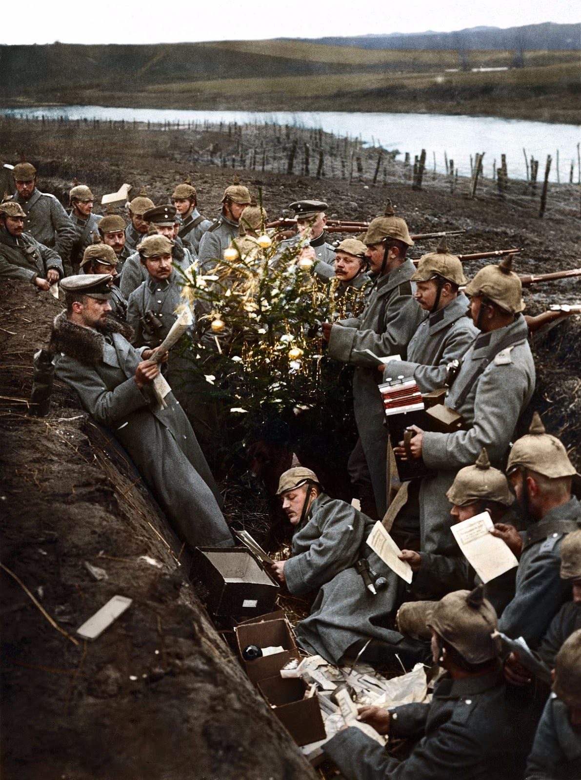 15 Vivid Colorized Photos That Bring the Vintage Cheer of Holidays Past ...