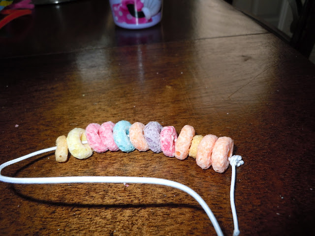 Busy Hands Blessed Hearts: Cheerio Necklace Lacing