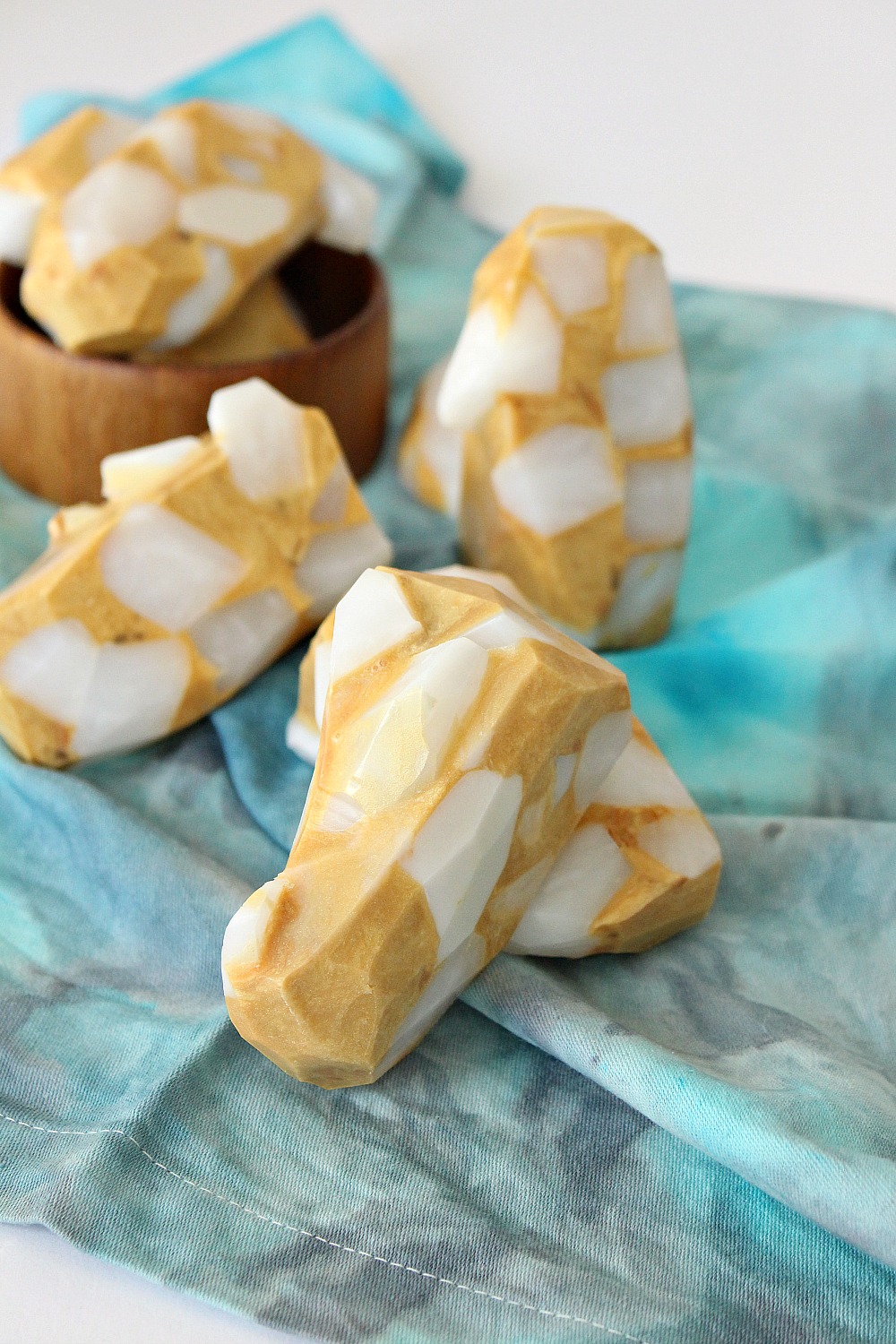 DIY Soap Rocks (Crystal and Gold Vein Variation) | Dans le Lakehouse